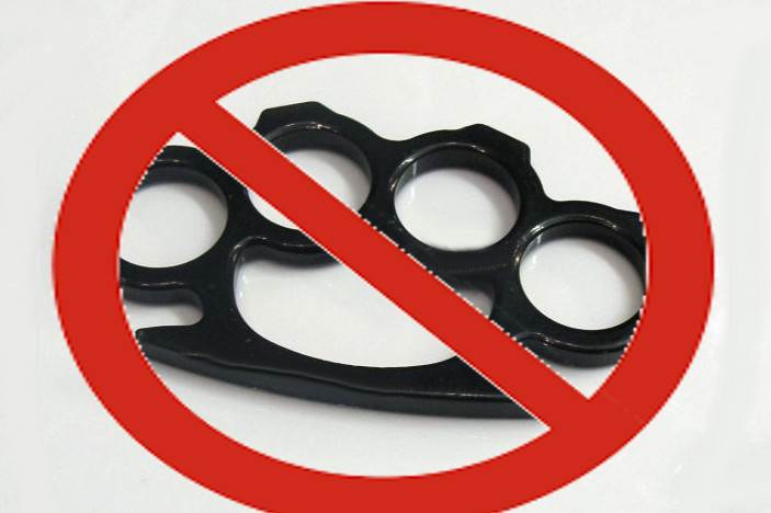 22-latek posiadał kastet. Musi zapłacić grzywnę. Odpowie też za inne ...